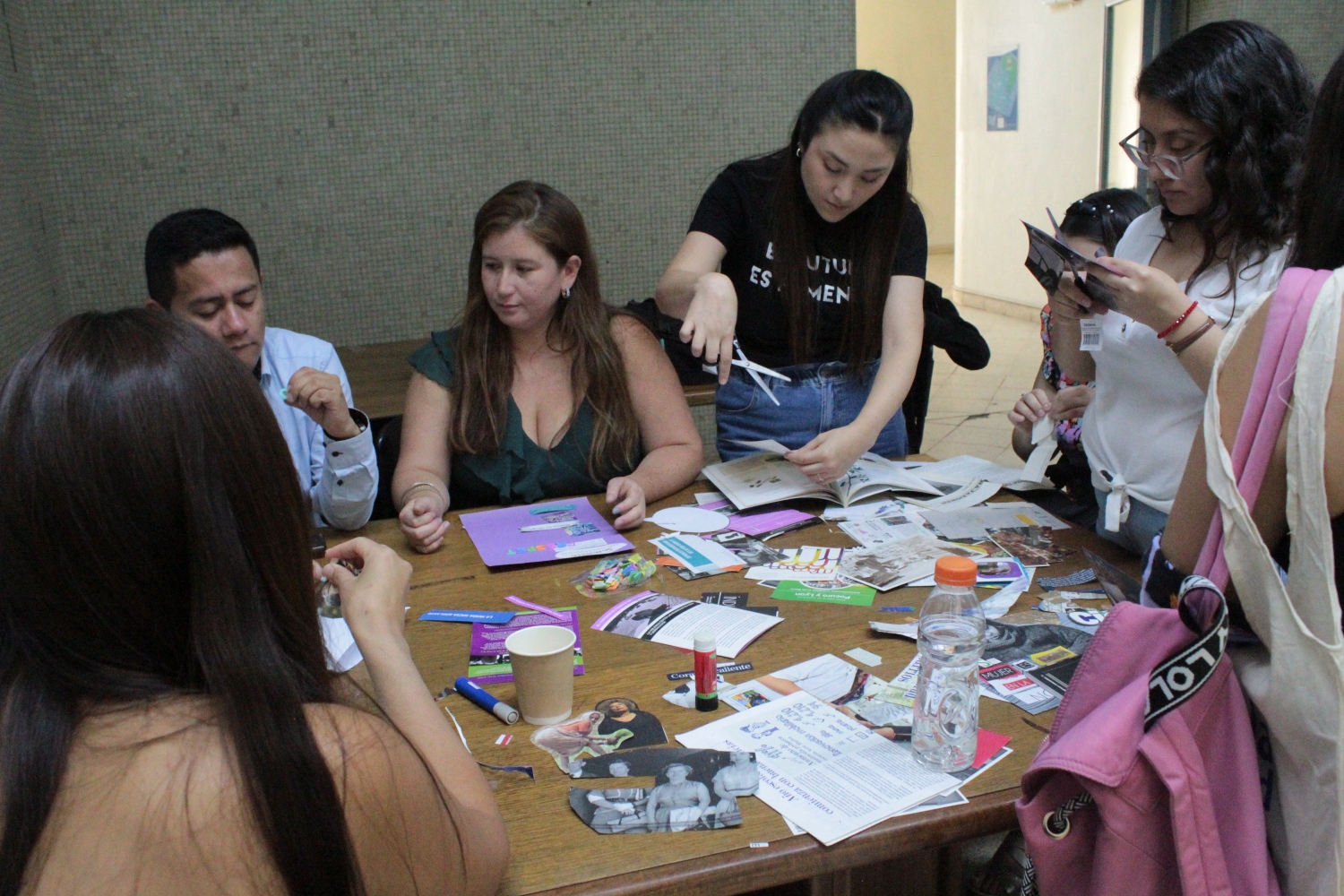 Comunidad ESP realiza collage colaborativo en el marco del 8M - Escuela ...